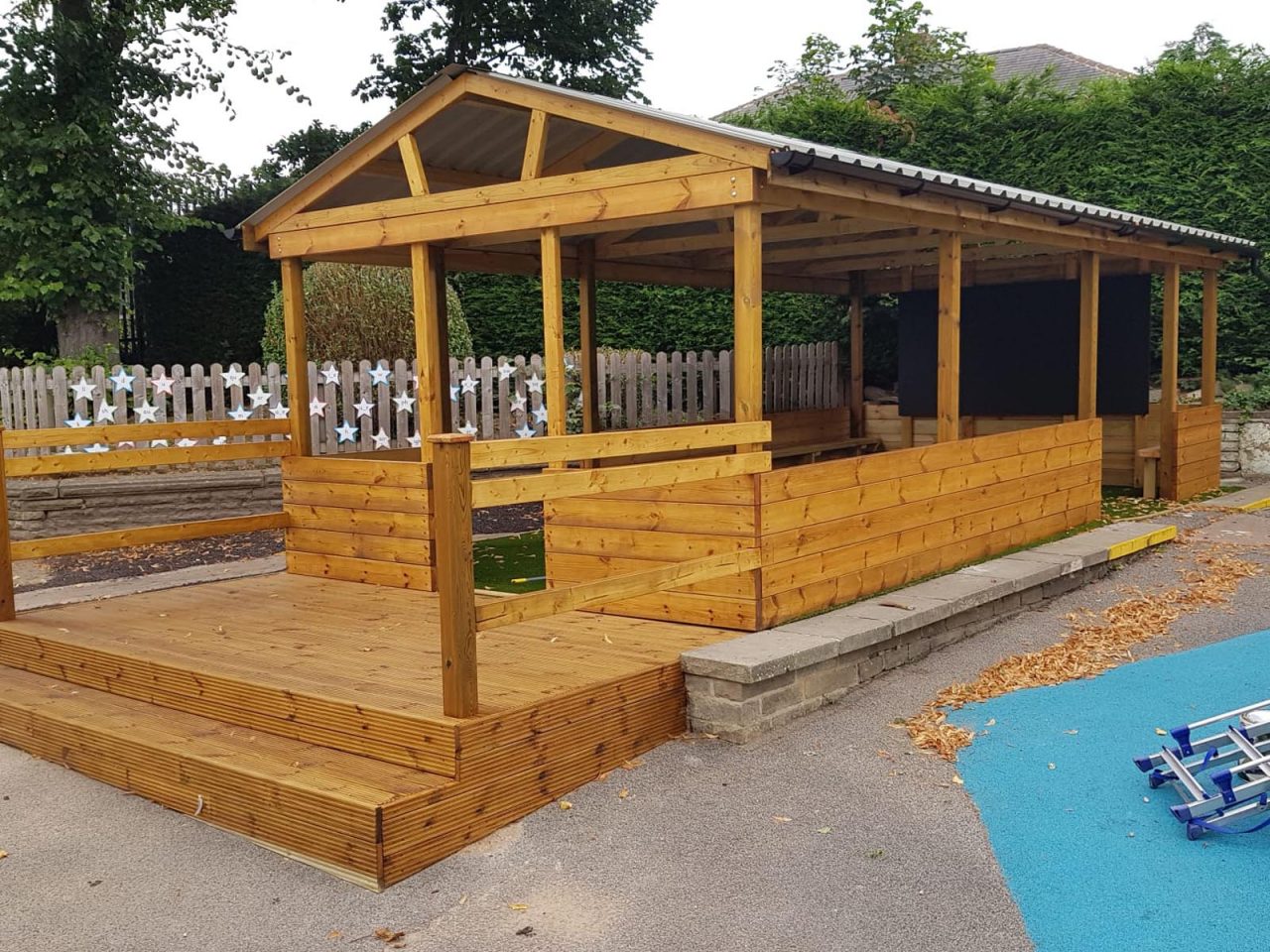 Outdoor Classroom Heckmondwike Primary School | Geckops | Property ...